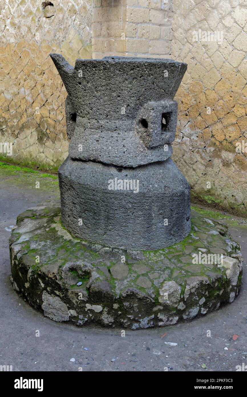Granary mill stones hi-res stock photography and images - Alamy