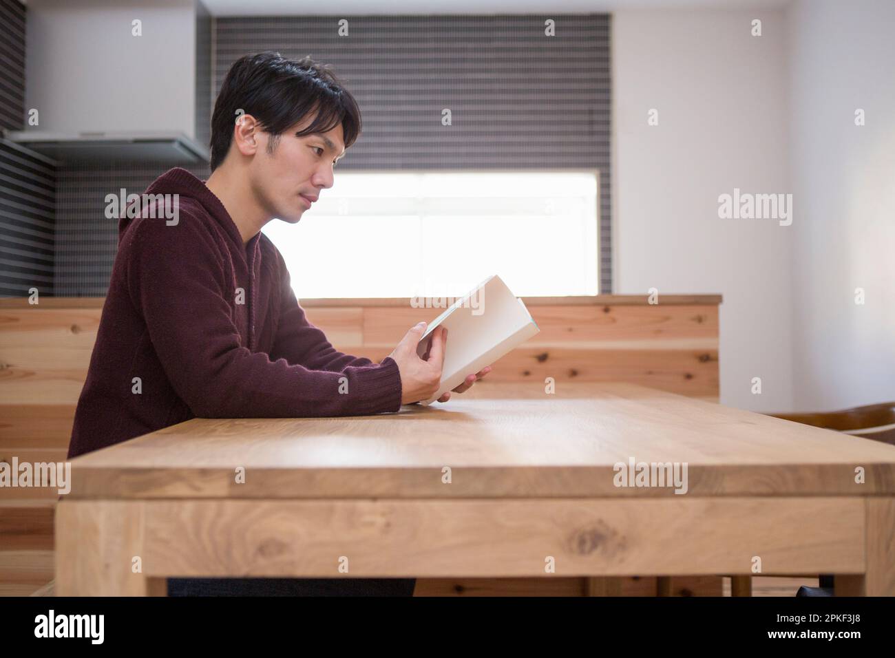 Reading story alone hi-res stock photography and images - Alamy
