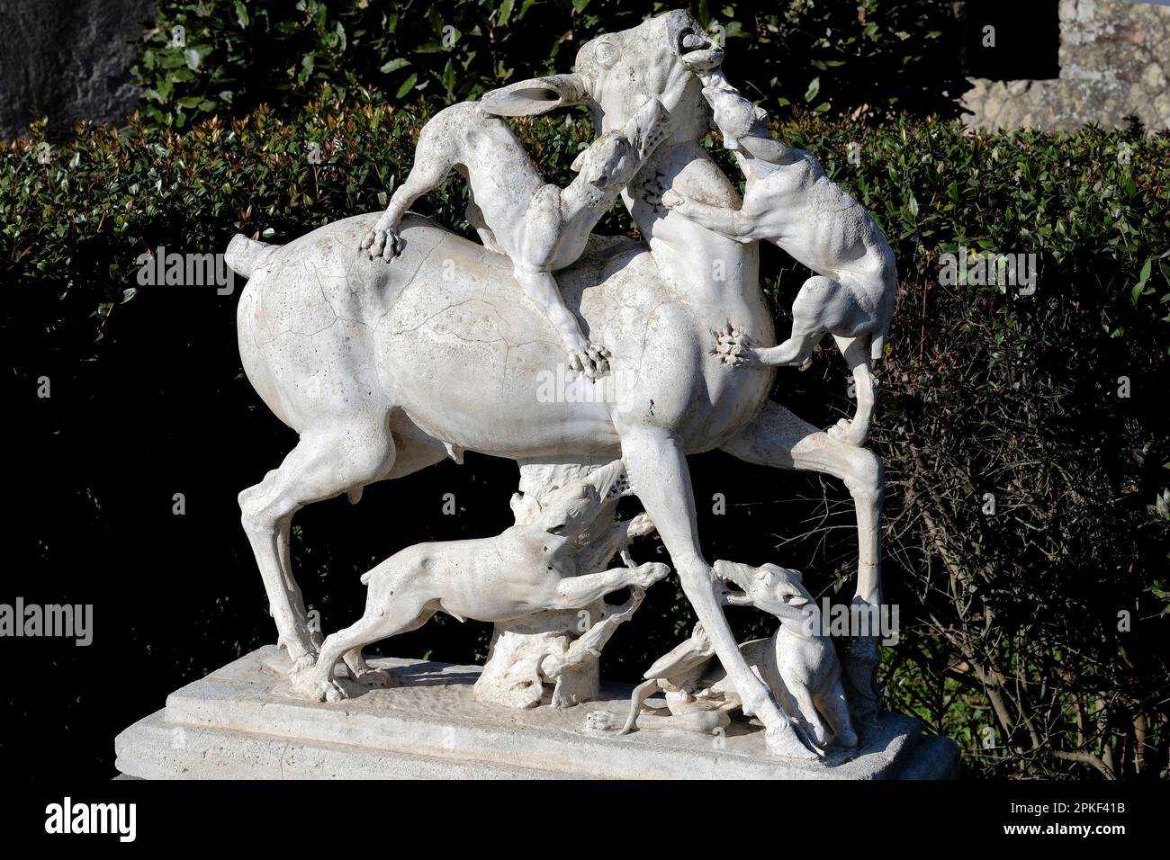 Statue of hunting scene hi-res stock photography and images - Alamy