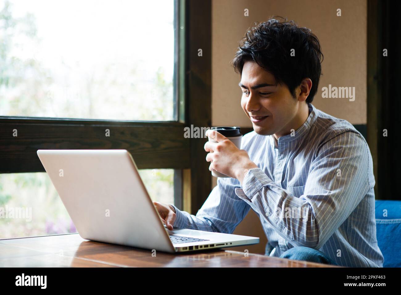 Men using computers at a café Stock Photo - Alamy