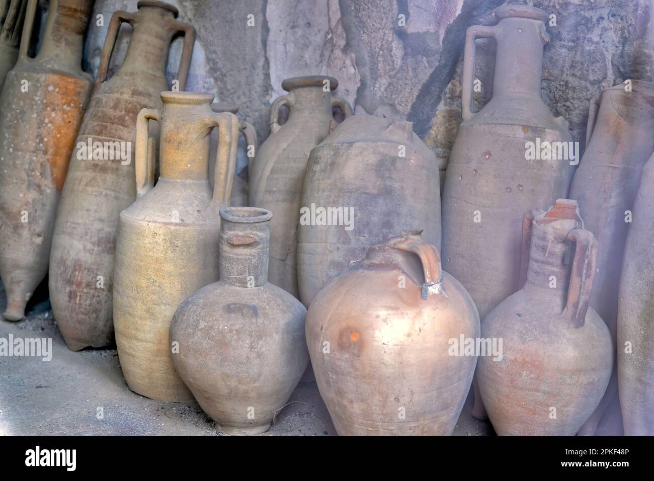 Amphorae hi-res stock photography and images - Alamy