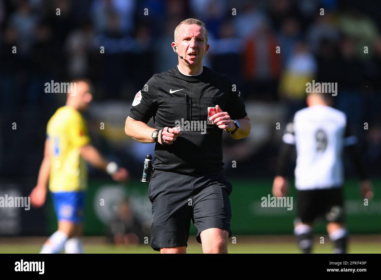 Vanarama national league referee hi-res stock photography and images ...
