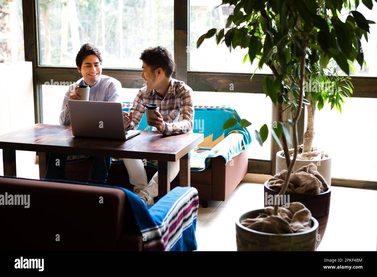 Men talking at a cafe Stock Photo - Alamy