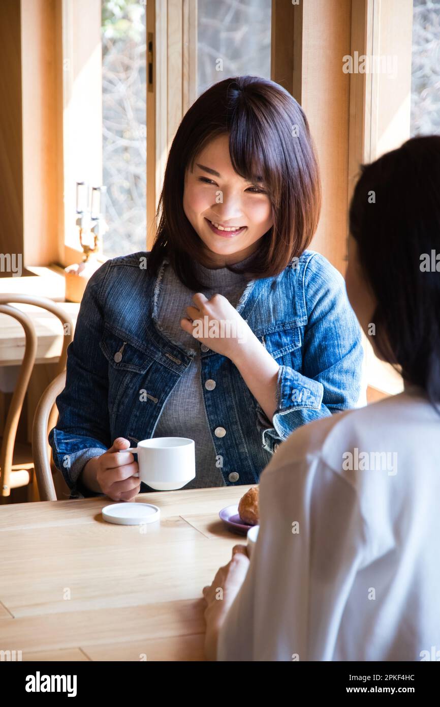 Women talking at a café Stock Photo - Alamy