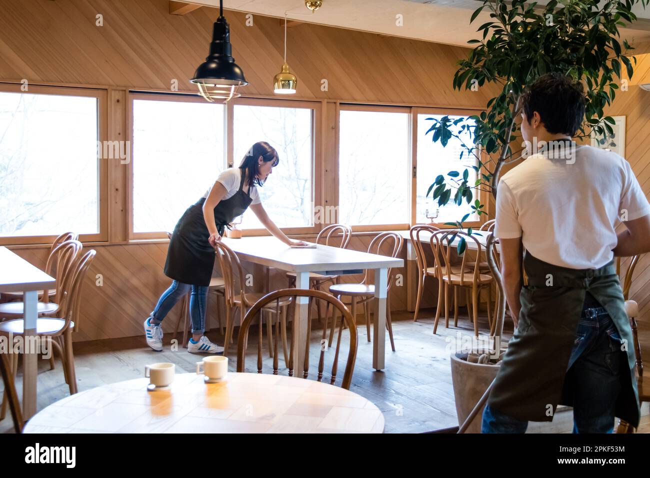 Staff cooperation hi-res stock photography and images - Alamy