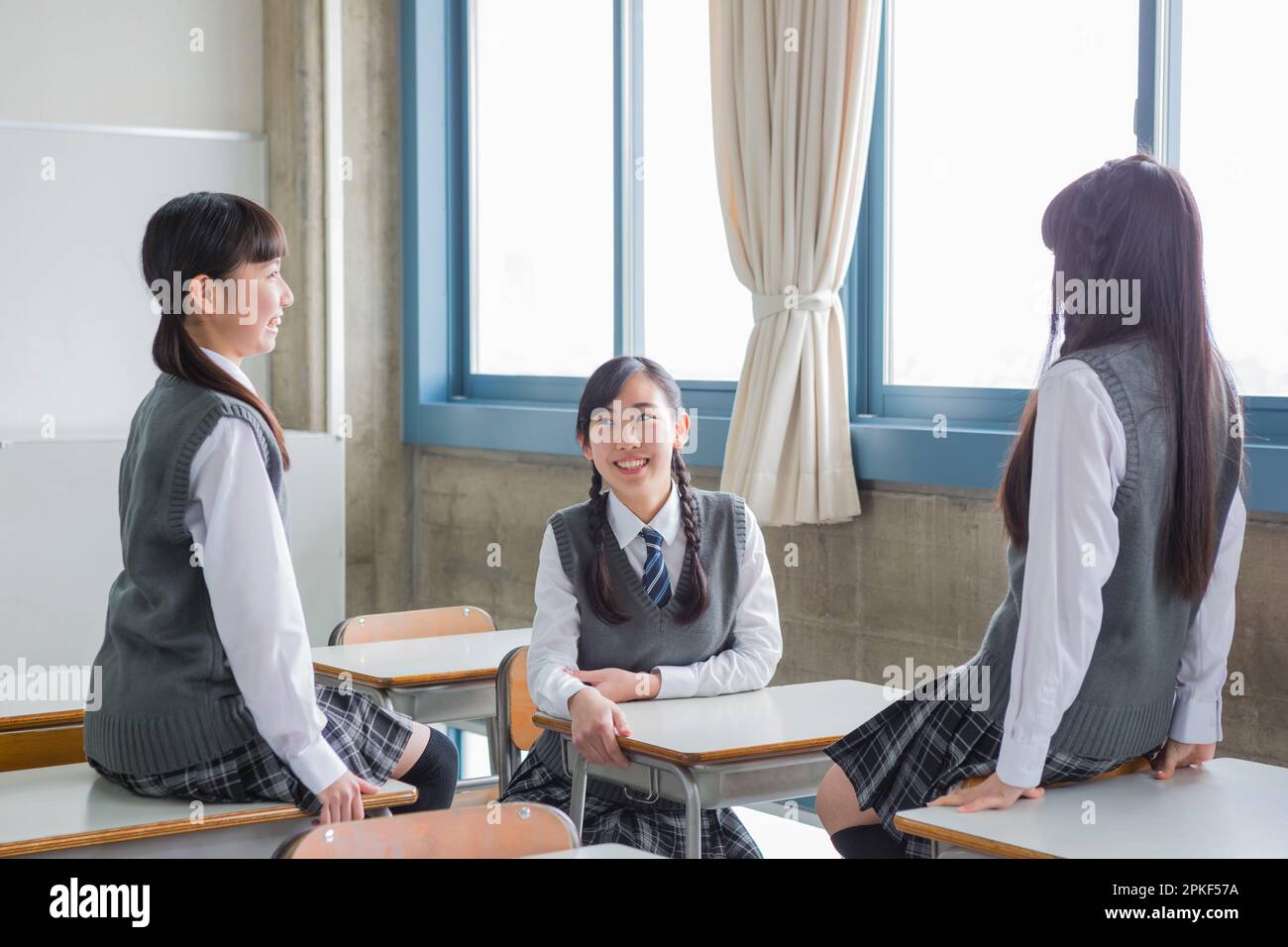 Junior high school girls who are good friends Stock Photo - Alamy