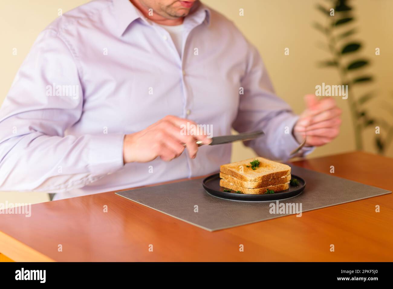 Man sitting alone eating hi-res stock photography and images - Alamy