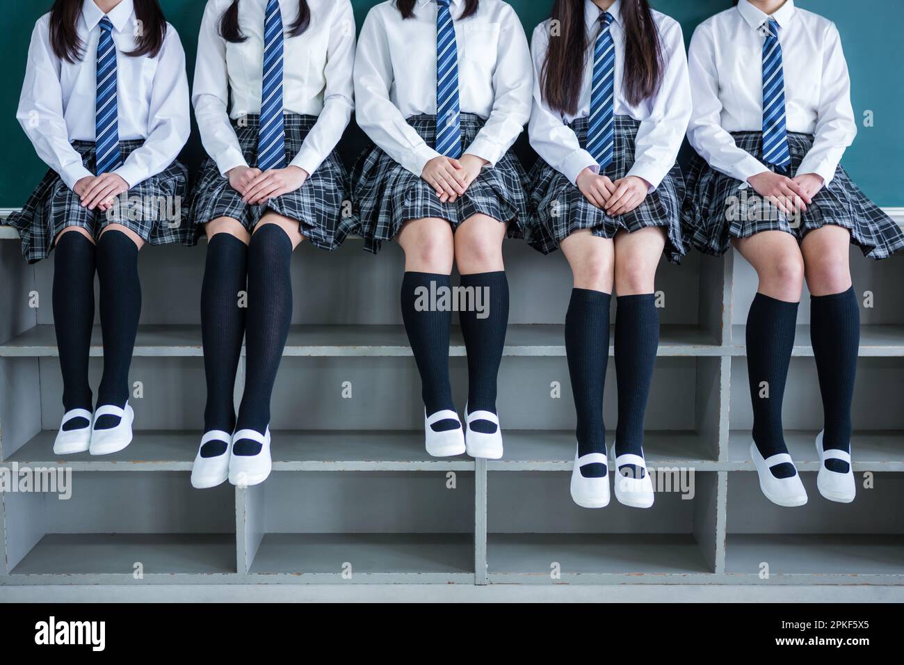 Japan uniform middle school girl hi-res stock photography and images ...
