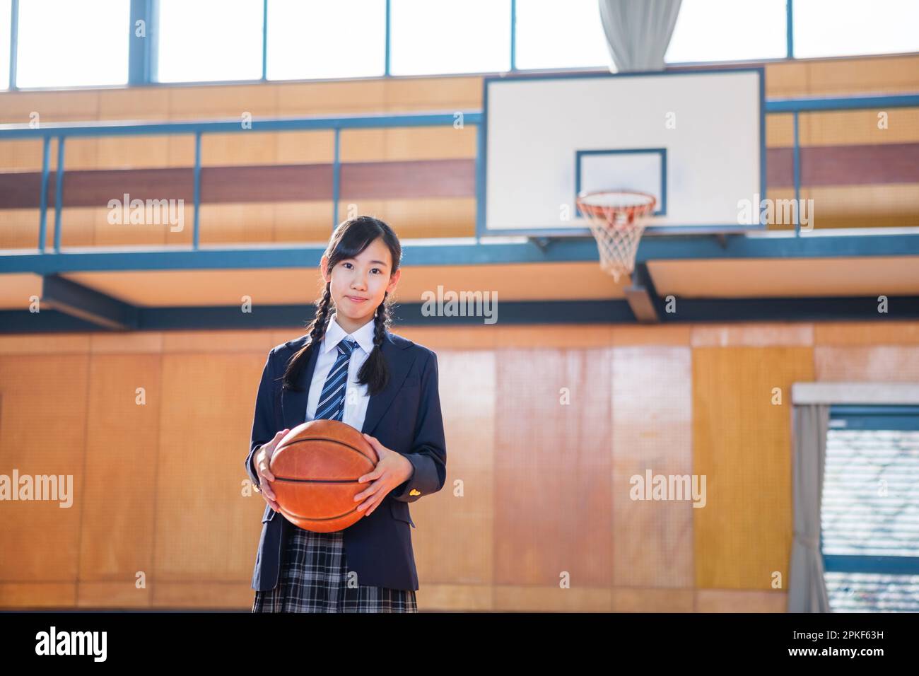 Girl basketball indoor hi-res stock photography and images - Alamy