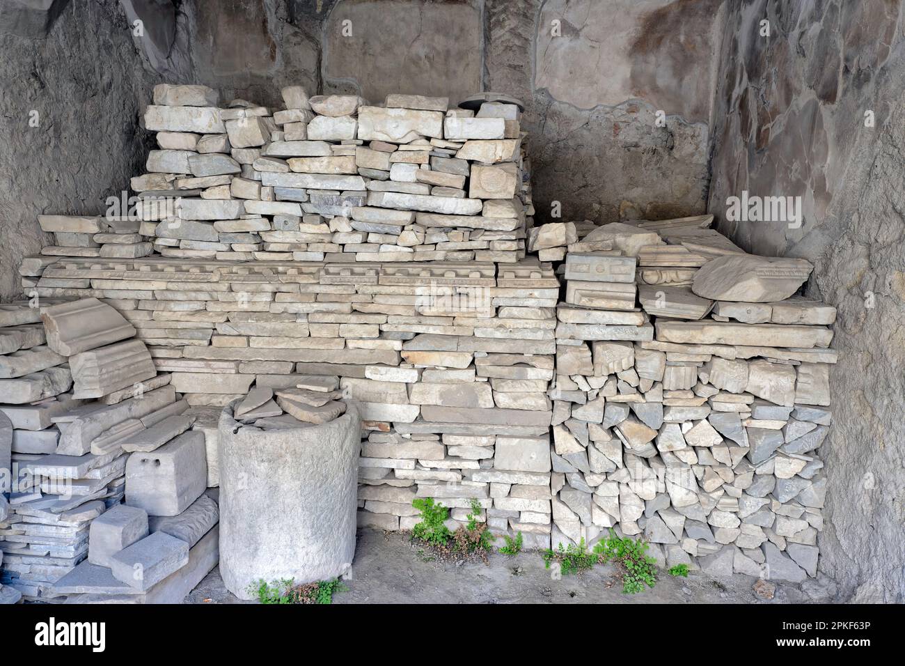 Ancient roman shop hi-res stock photography and images - Alamy