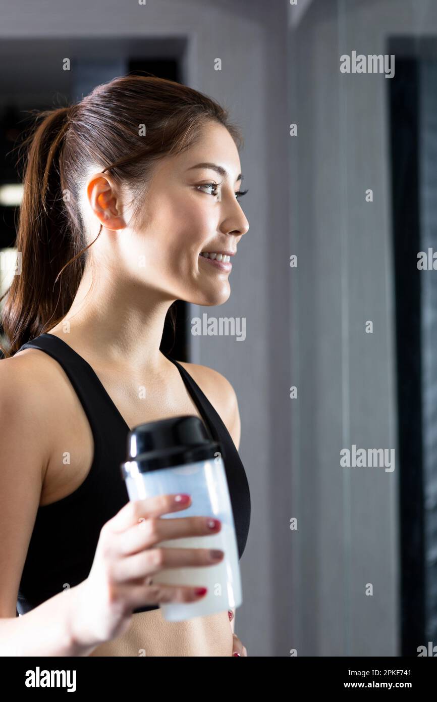 Women who drink at the gym Stock Photo - Alamy