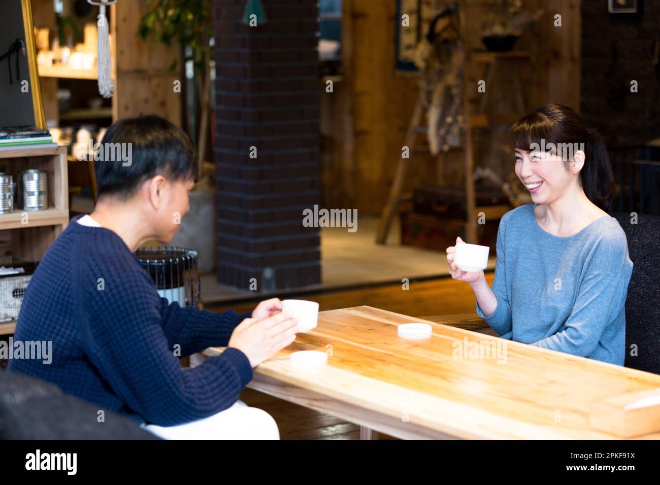 A couple talking over coffee at a café Stock Photo - Alamy