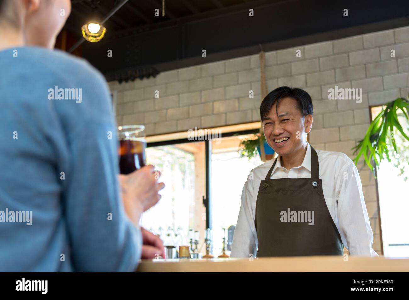 Talking to waiter couple hi-res stock photography and images - Alamy