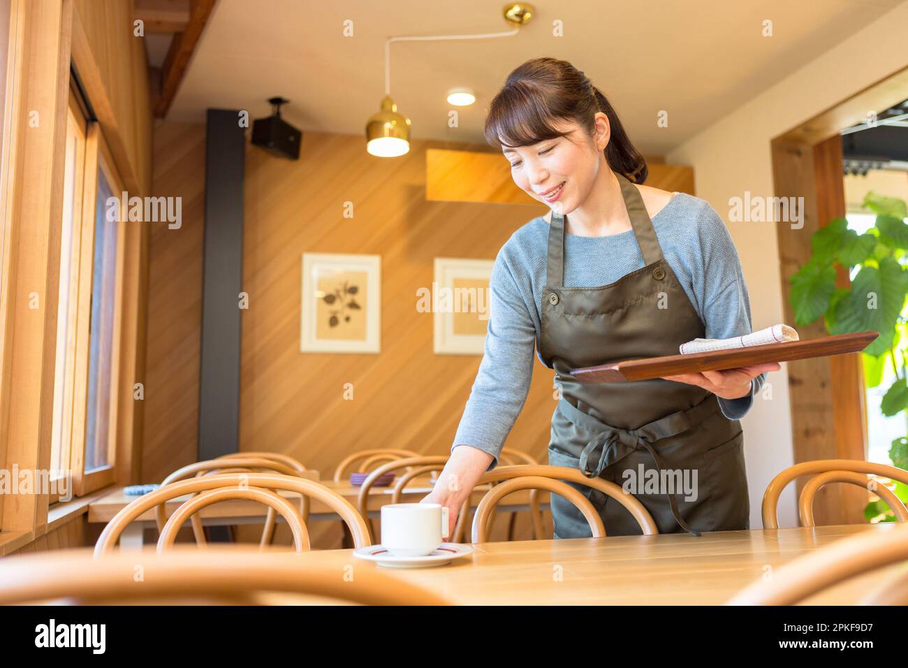 Female waitress clearing a table Stock Photo - Alamy