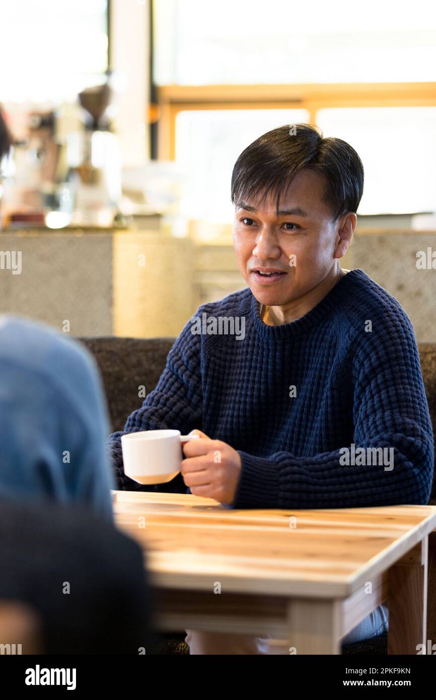 A couple talking over coffee at a cafe Stock Photo - Alamy