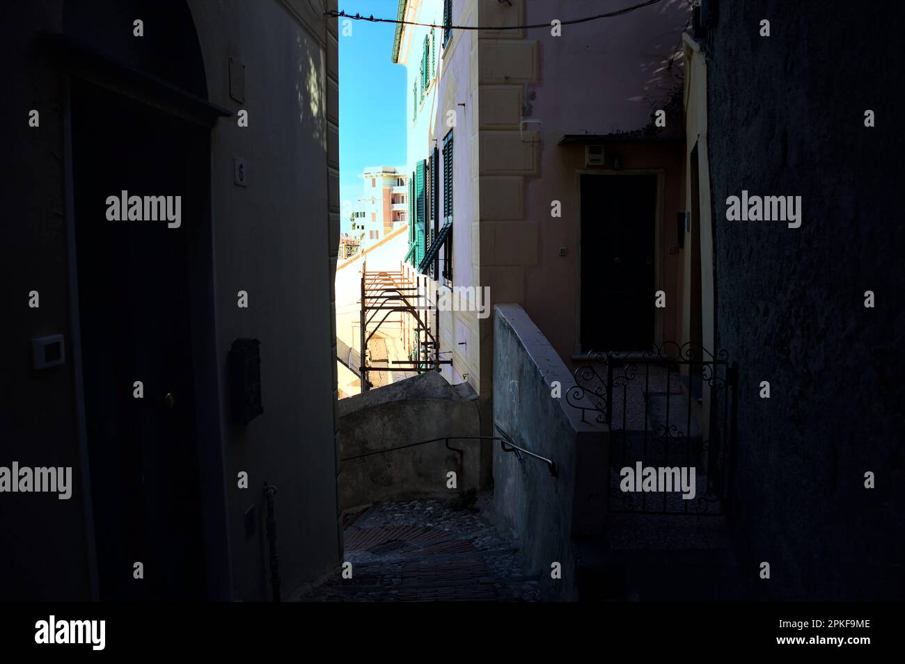 Corner of a cobbled alley in the shade in a town by the seaside Stock ...