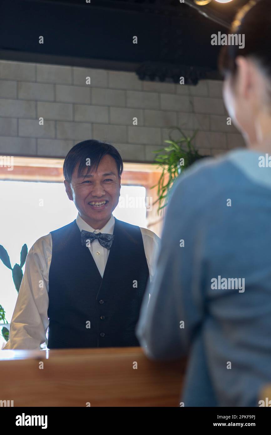 Waiter talking to customer hi-res stock photography and images - Alamy