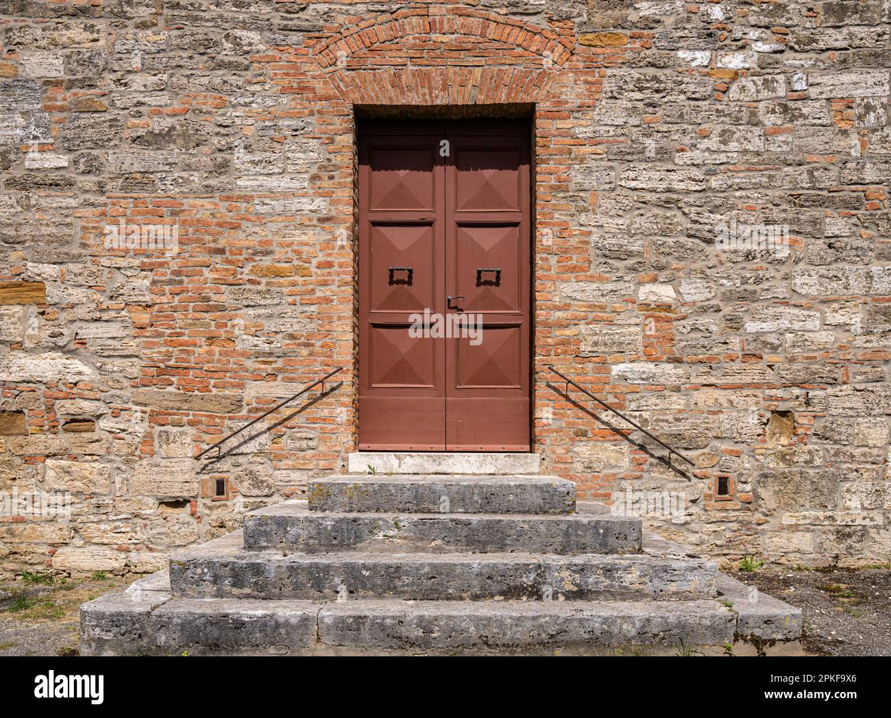 Steps to double doors in Tuscany Stock Photo - Alamy