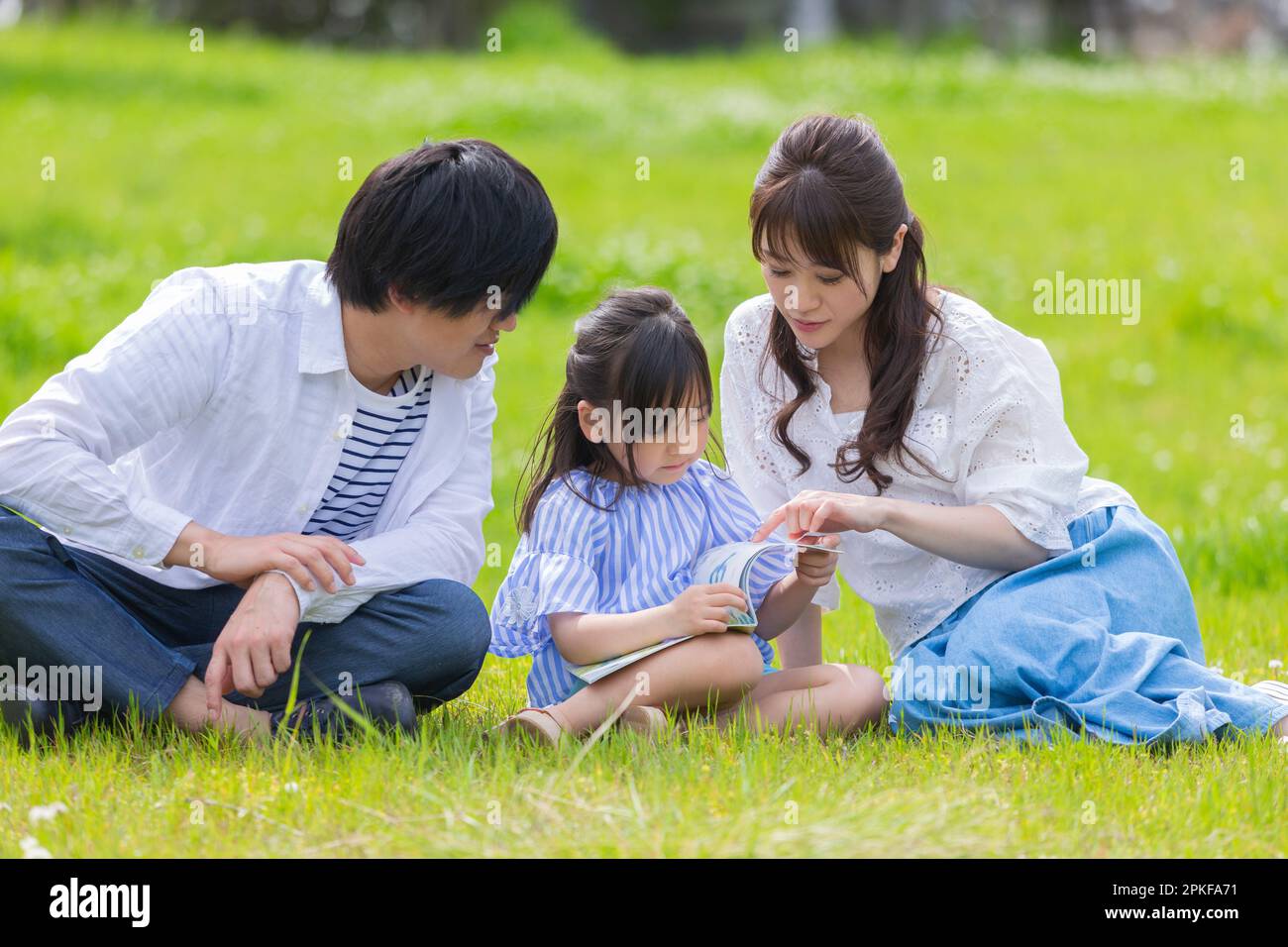 Toddler reading book outdoors hi-res stock photography and images - Alamy