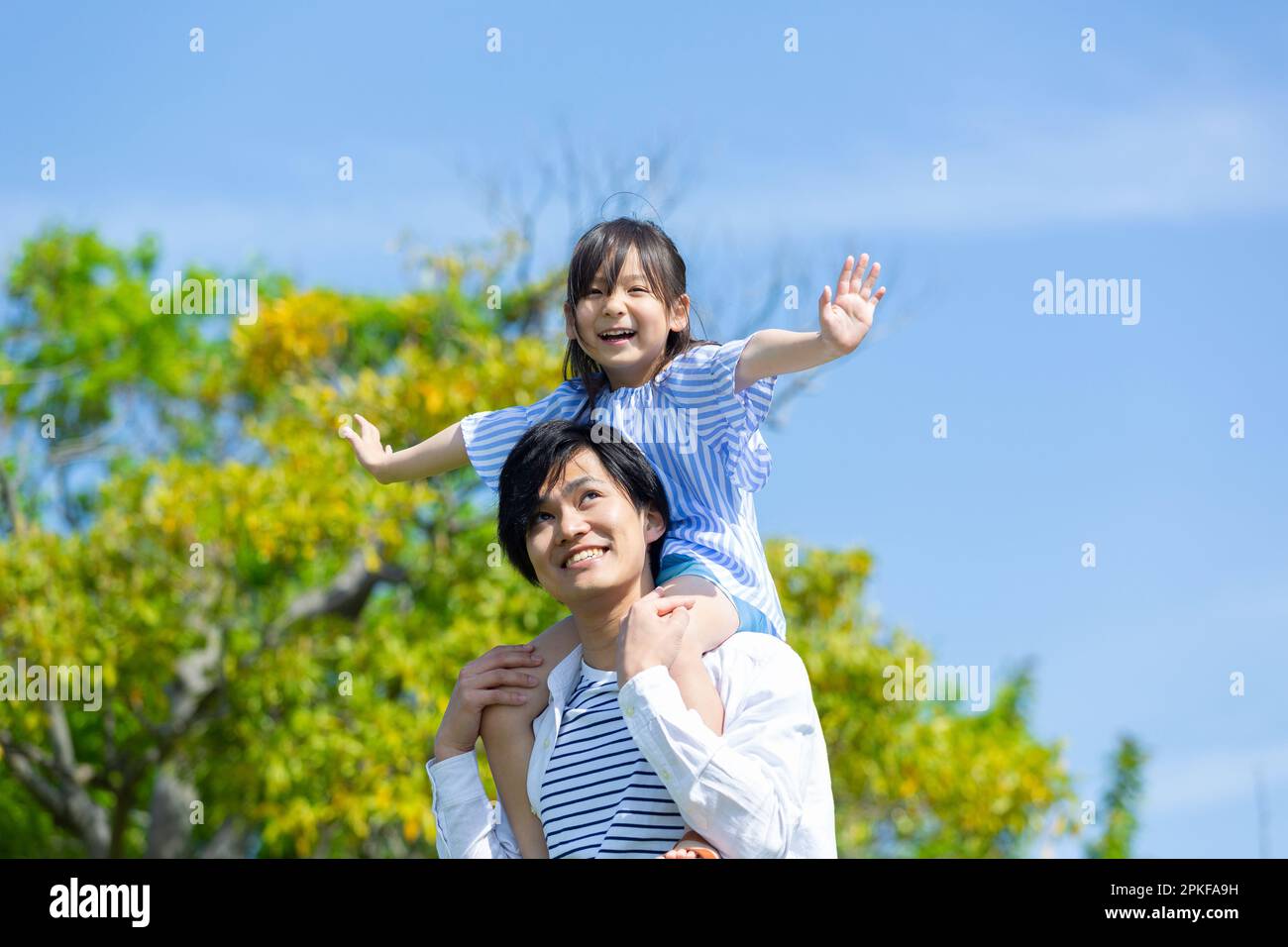 Father carrying his daughter on his shoulders Stock Photo - Alamy