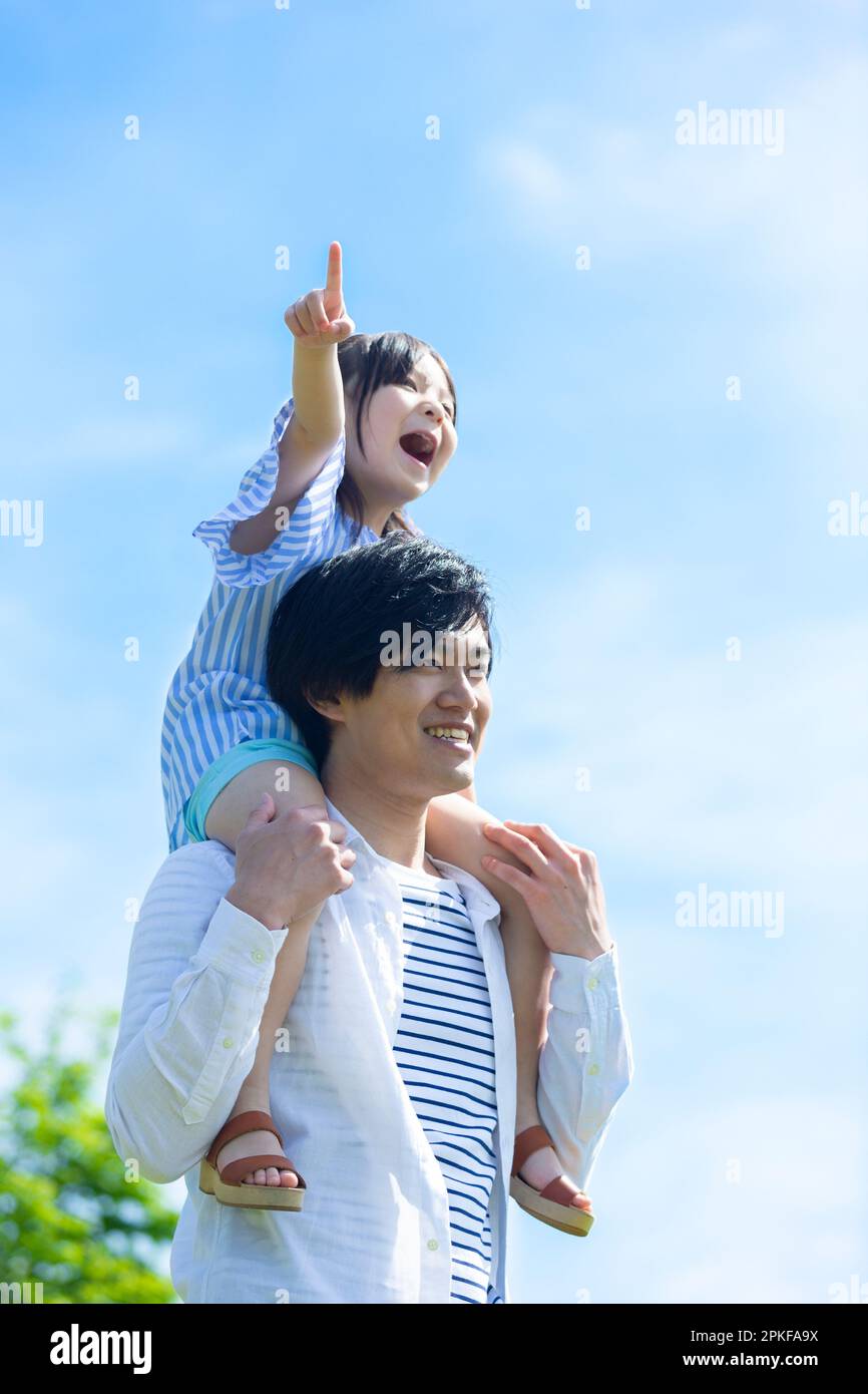 Father carrying his daughter on his shoulders Stock Photo - Alamy
