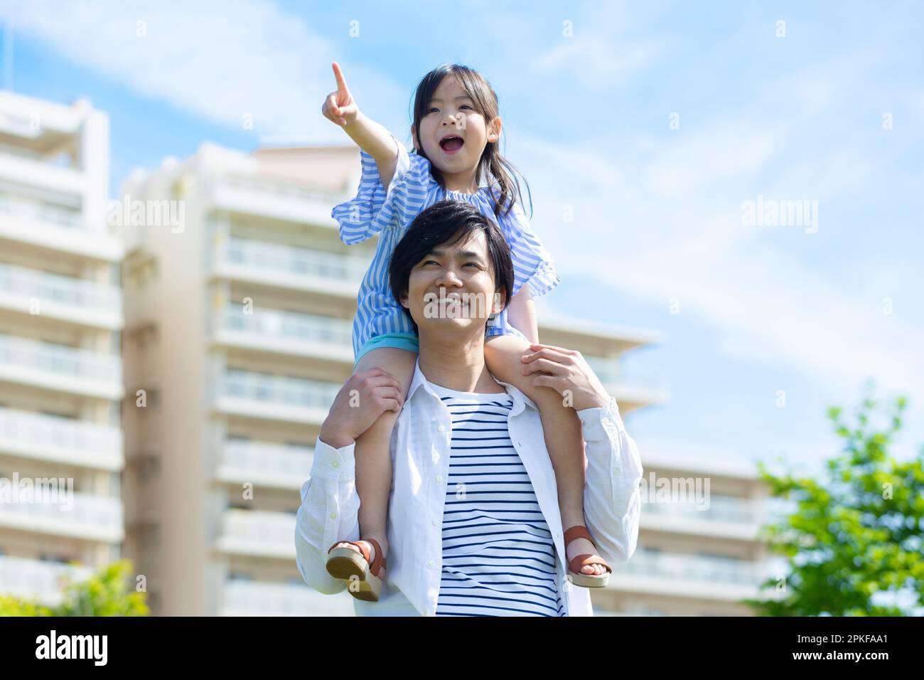 Father carrying his daughter on his shoulder Stock Photo - Alamy