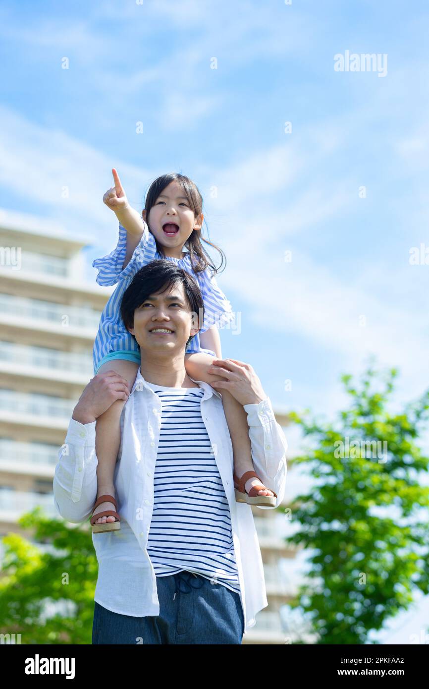 Father carrying his daughter on his shoulder Stock Photo - Alamy