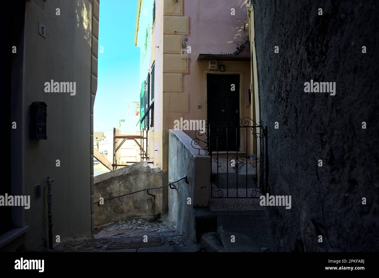 Corner of a cobbled alley in the shade in a town by the seaside Stock ...
