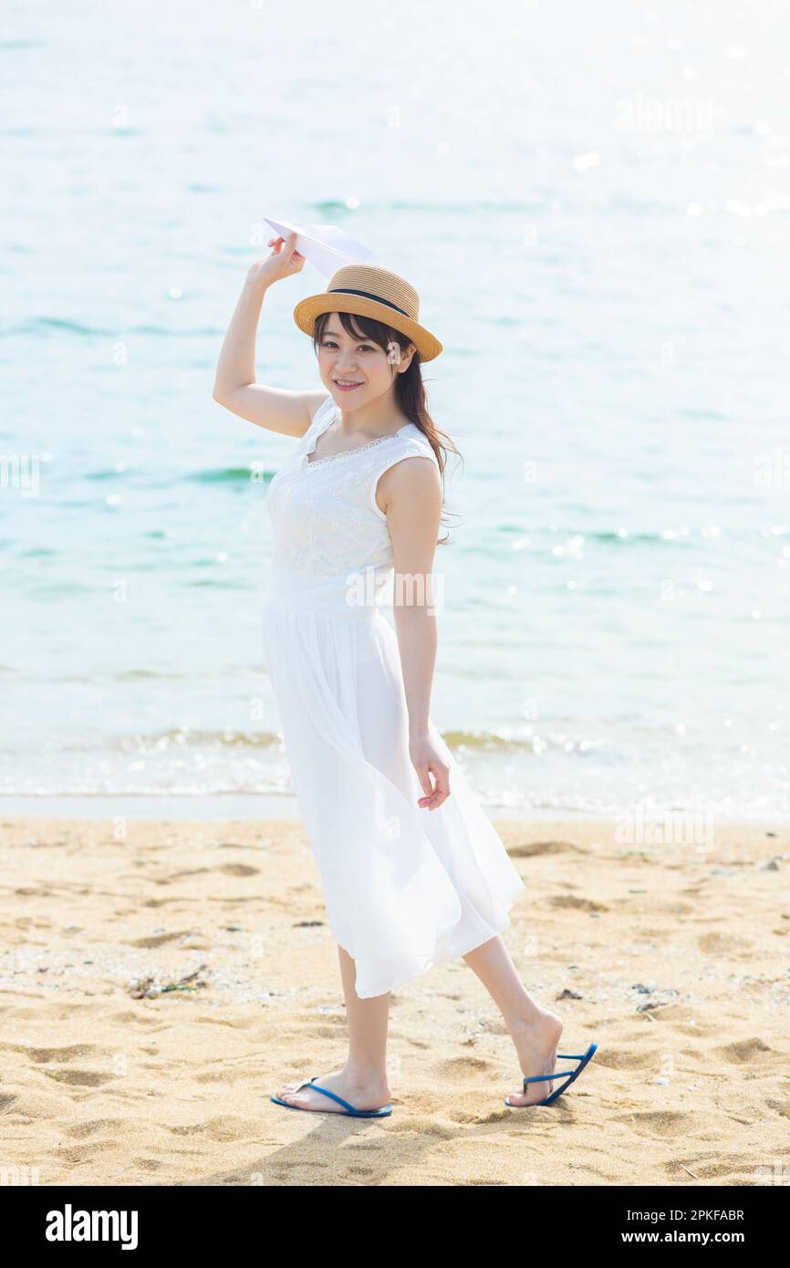 Flying paper plane hi-res stock photography and images - Alamy