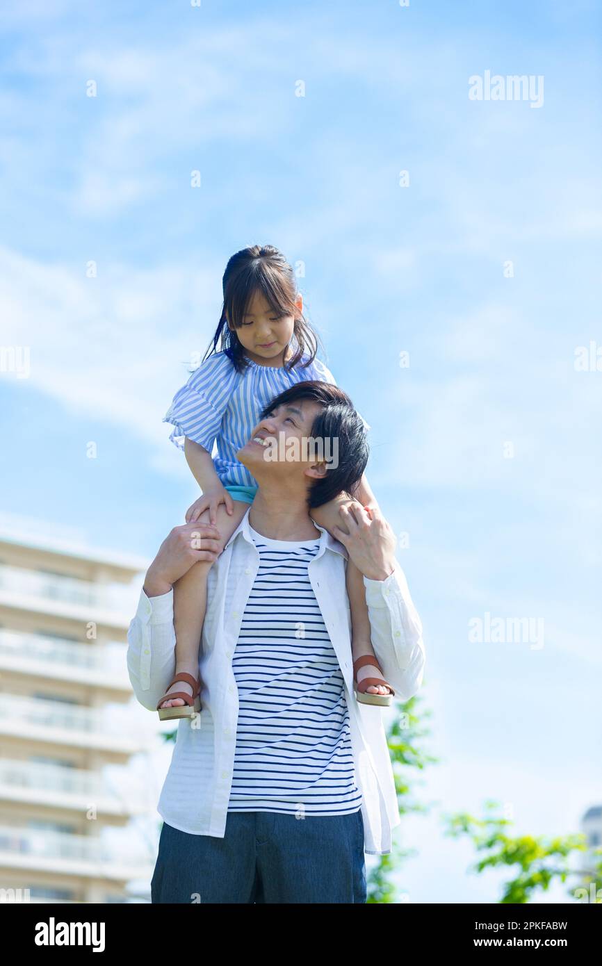 Father carrying his daughter on his shoulders Stock Photo - Alamy