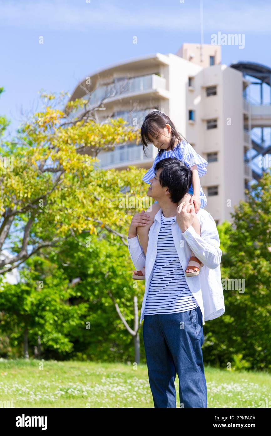 Father carrying his daughter on his shoulders Stock Photo - Alamy