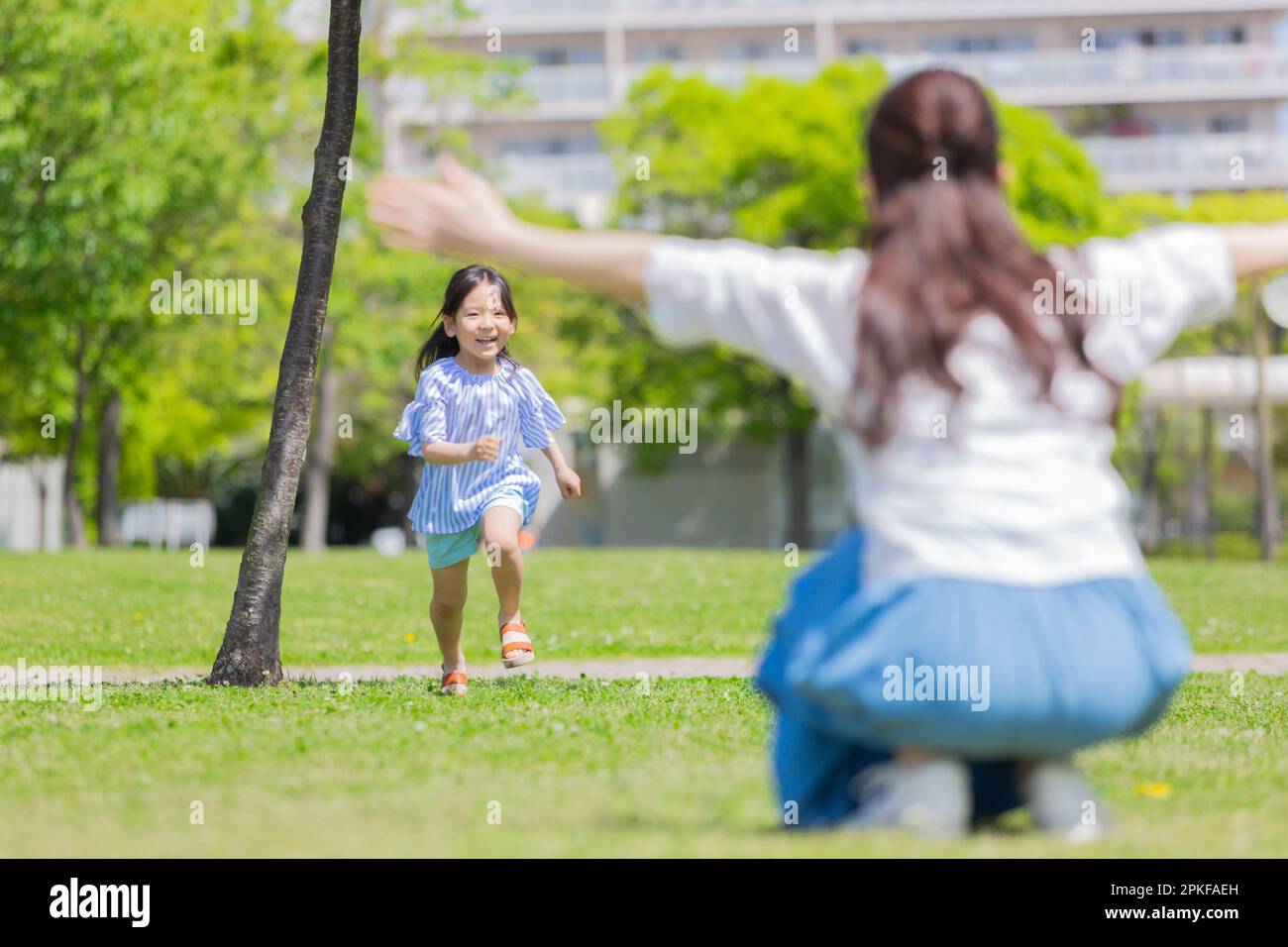 Japanese mother daughter hugging hi-res stock photography and images - Alamy