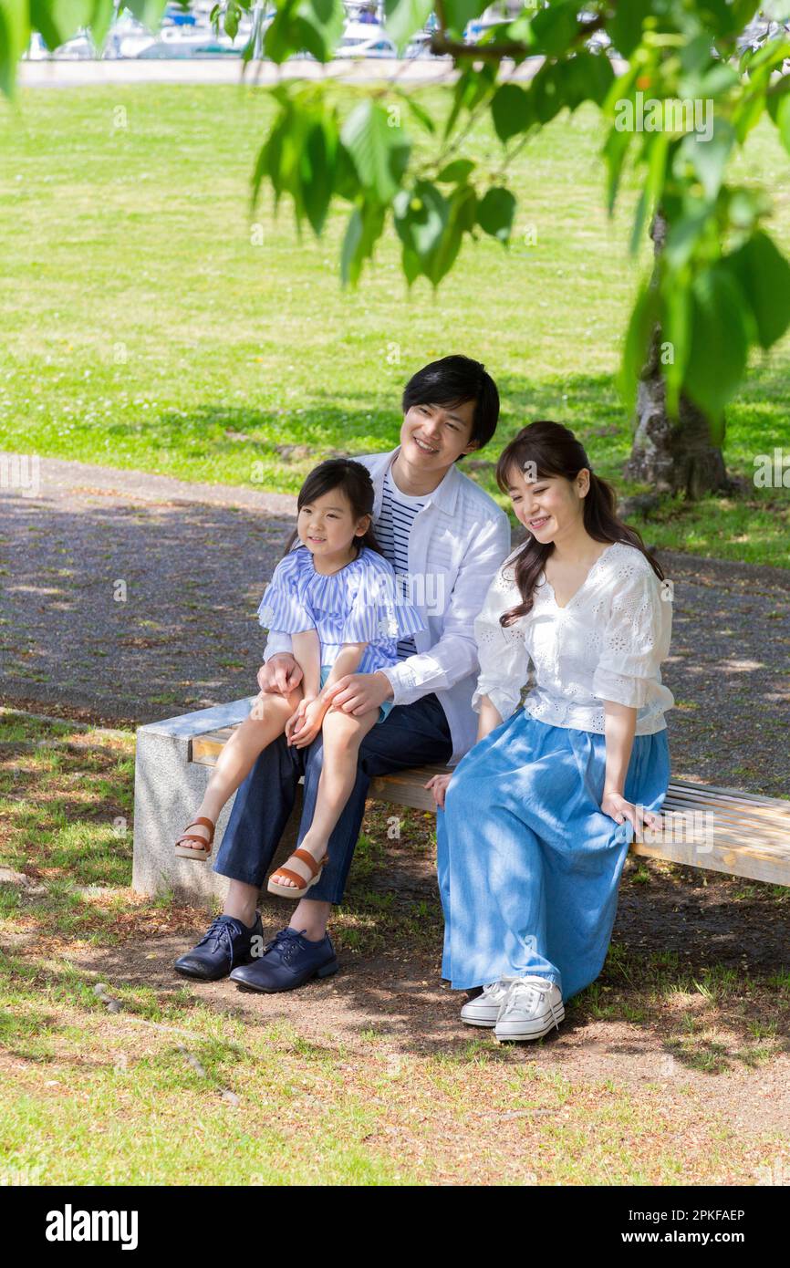 School children sitting on bench hi-res stock photography and images ...
