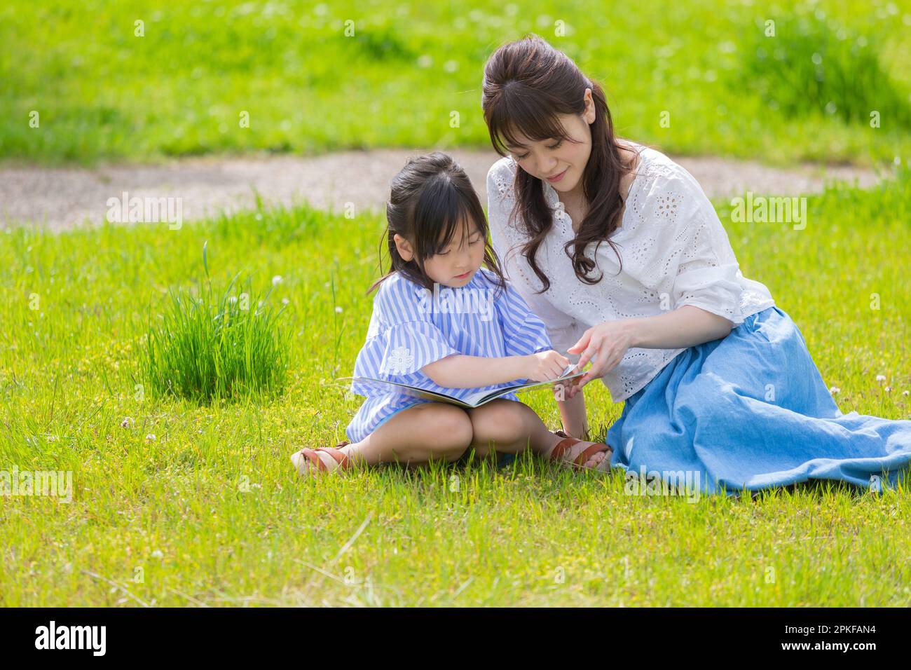 Toddler reading book outdoors hi-res stock photography and images - Alamy