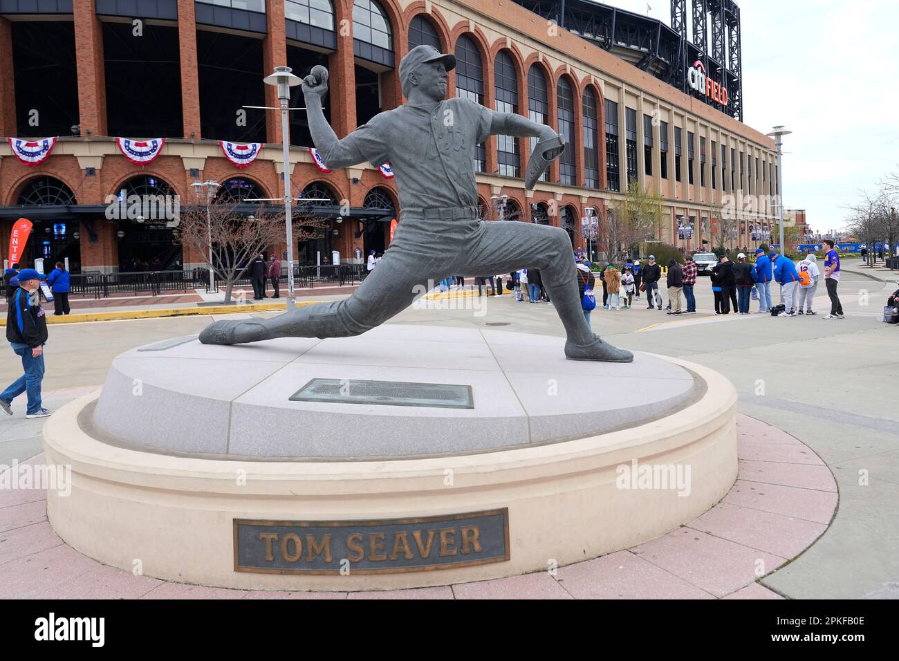 FLUSHING, NY - APRIL 07: Statue of former New York Met Tom Seaver ...