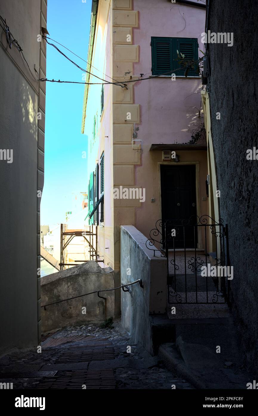 Corner of a cobbled alley in the shade in a town by the seaside Stock ...