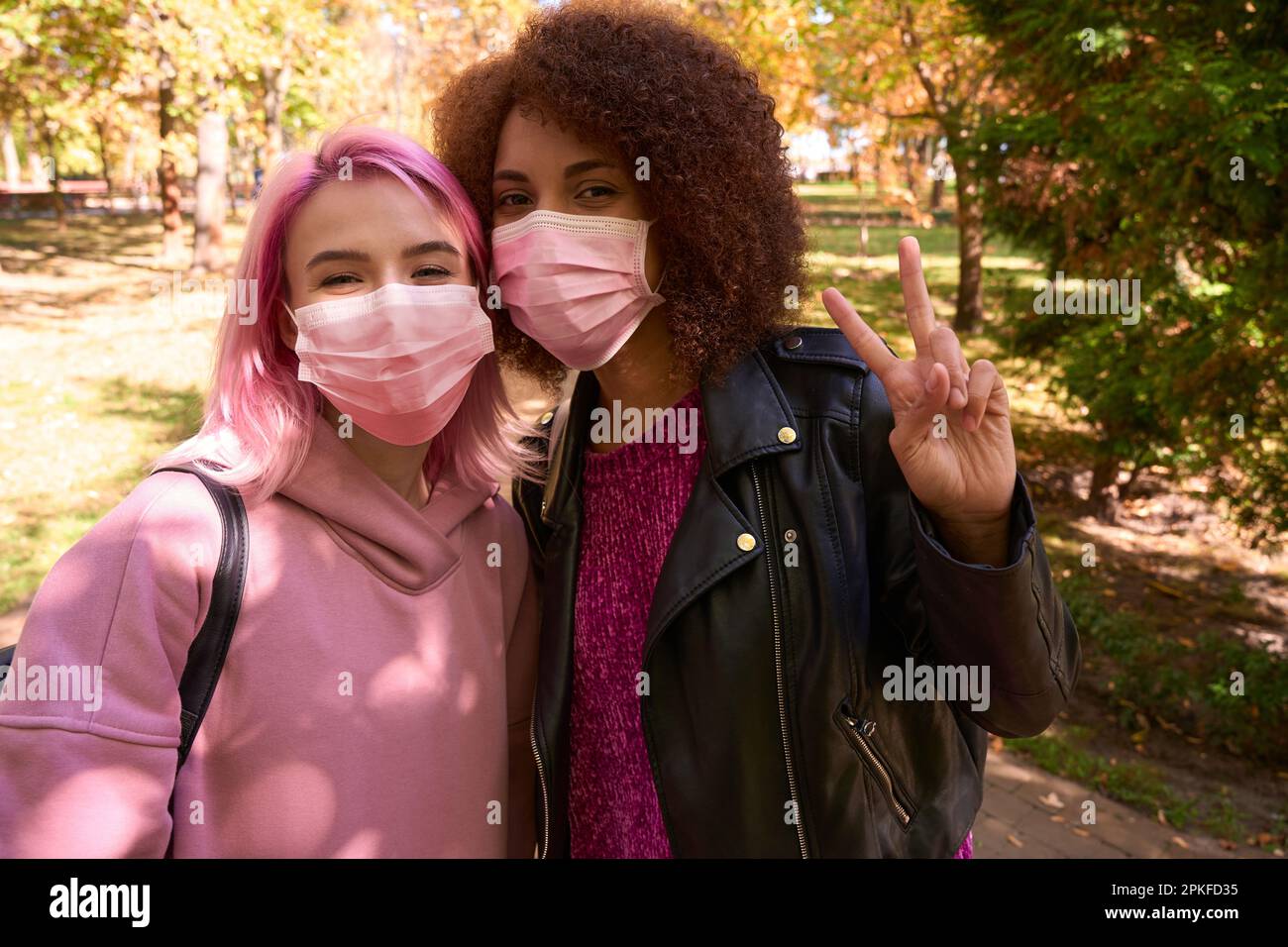 V face pose hi-res stock photography and images - Alamy