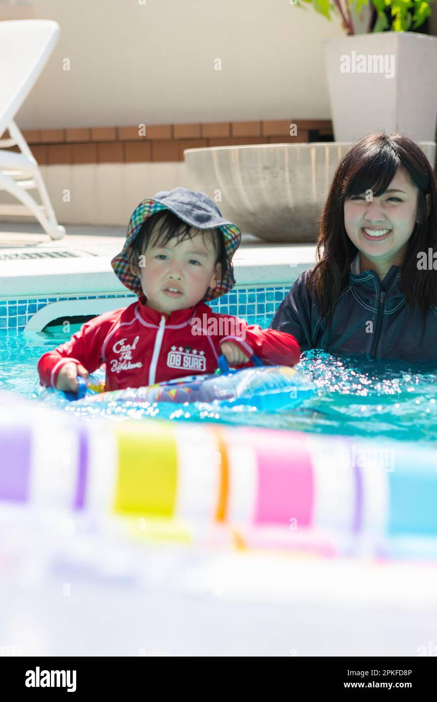 Family playing swimming pool hi-res stock photography and images - Alamy