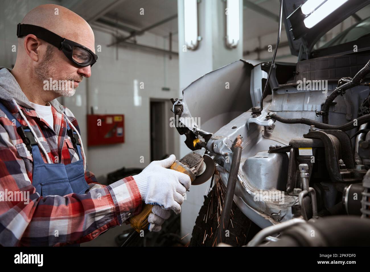 Mechanic uses pneumatic tool hi-res stock photography and images - Alamy