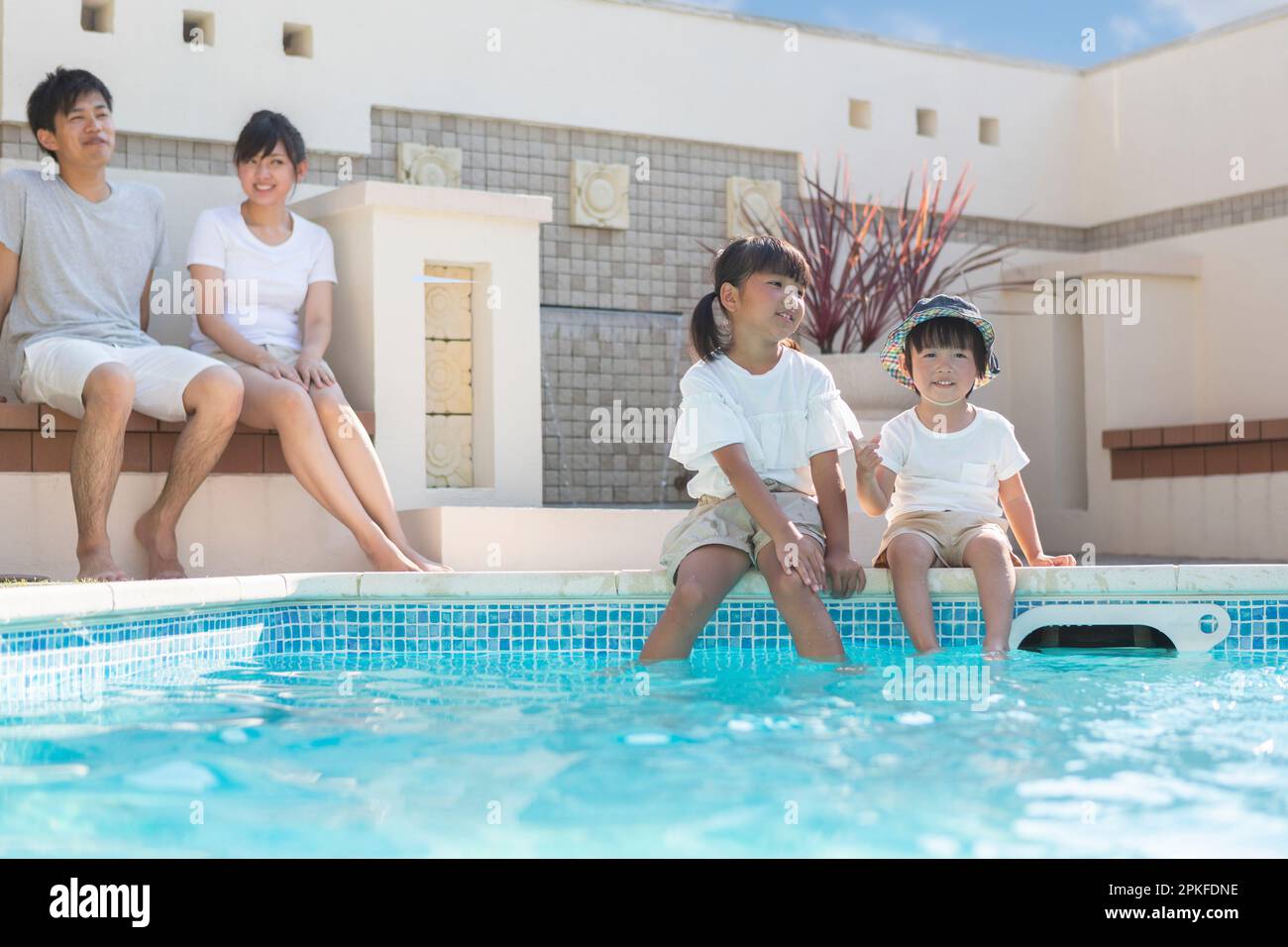 Family relaxing outdoors hi-res stock photography and images - Alamy