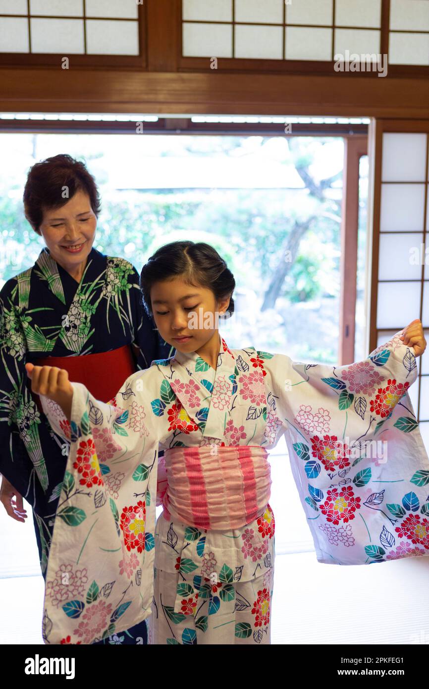 Girl getting dressed in a yukata Stock Photo - Alamy