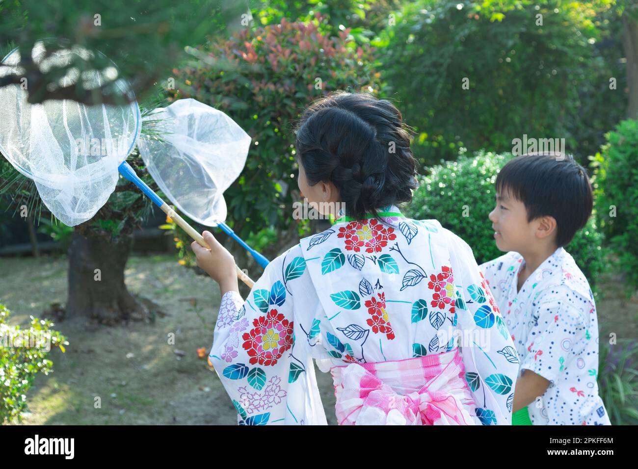 Sister and brother catching insects Stock Photo - Alamy