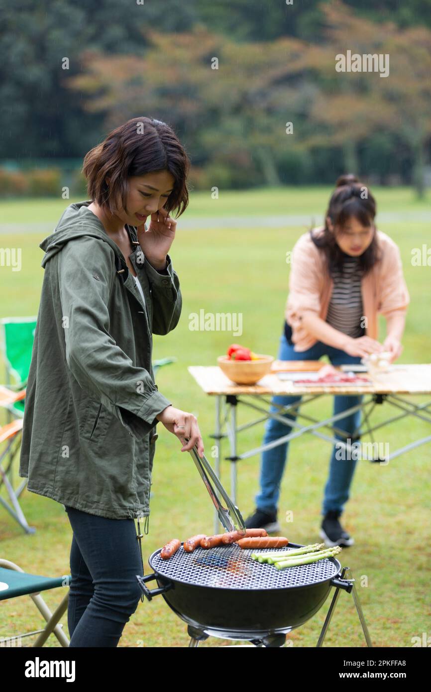 Woman preparing a barbecue Stock Photo - Alamy