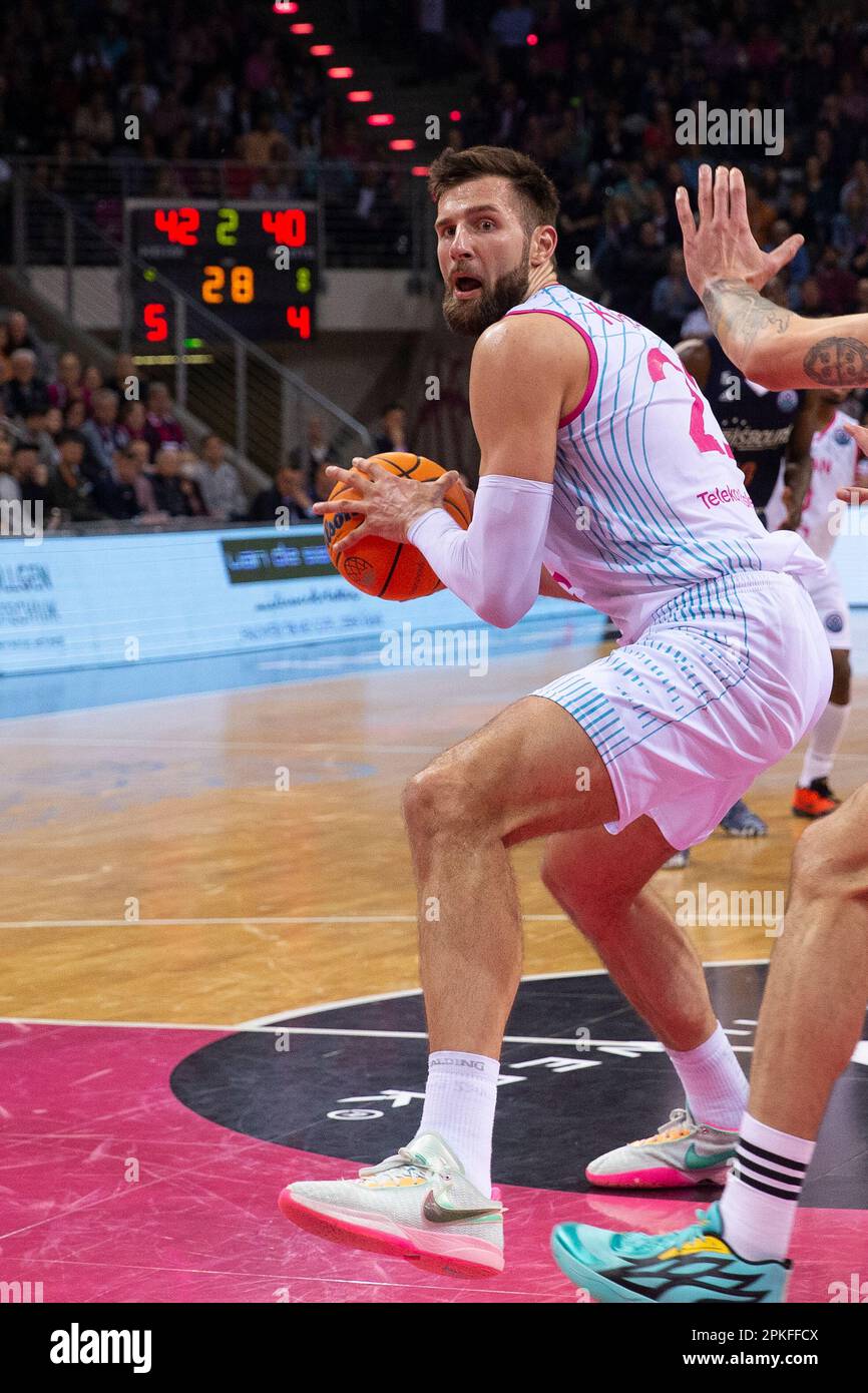 Bonn, Deutschland. 05th Apr, 2023. Leon KRATZER (BON, mi.) on the ball ...