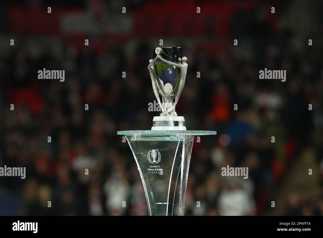 England lionesses football trophy hi-res stock photography and images ...