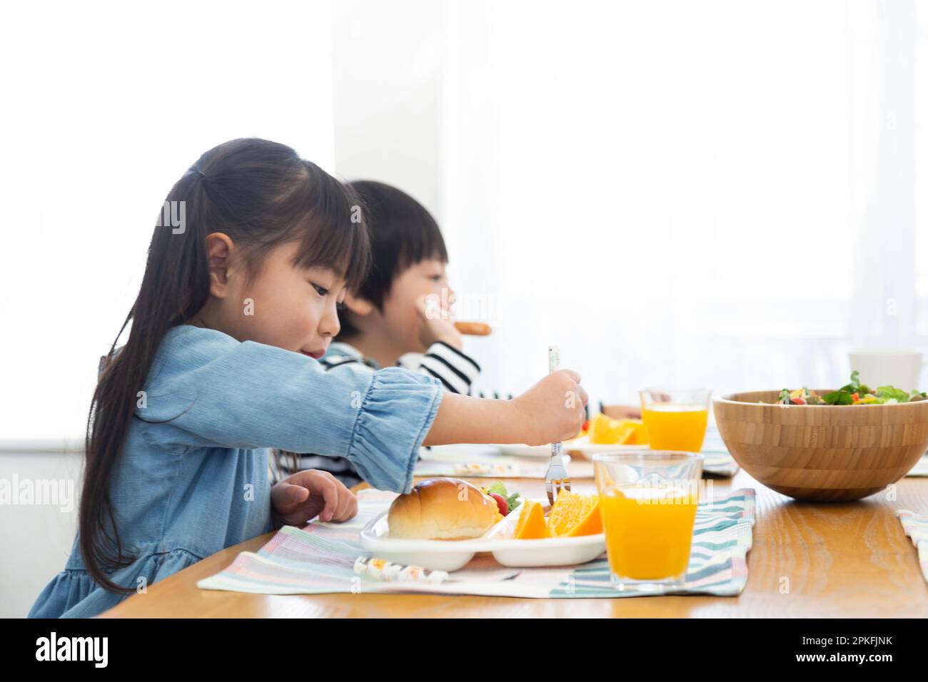 siblings eating breakfast Stock Photo - Alamy