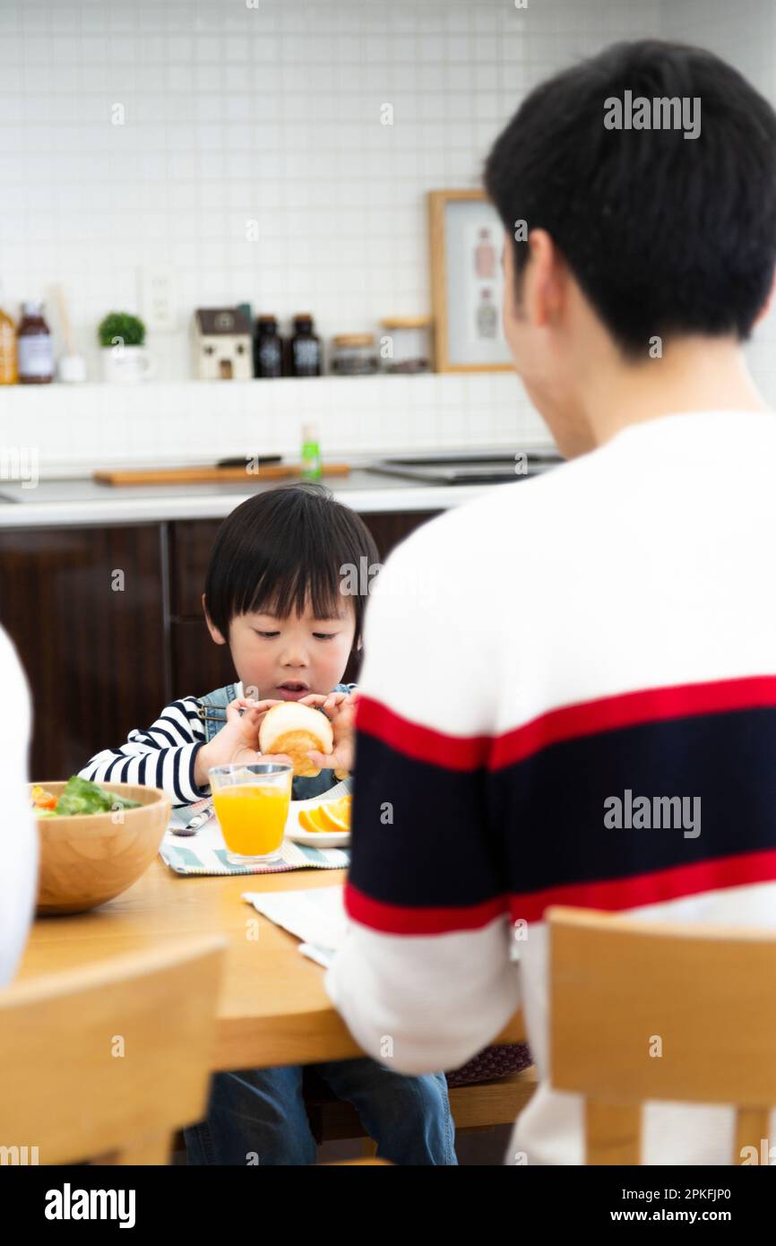 Family eating breakfast Stock Photo - Alamy