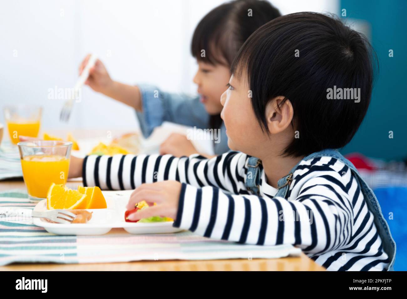 Families eating breakfast Stock Photo - Alamy