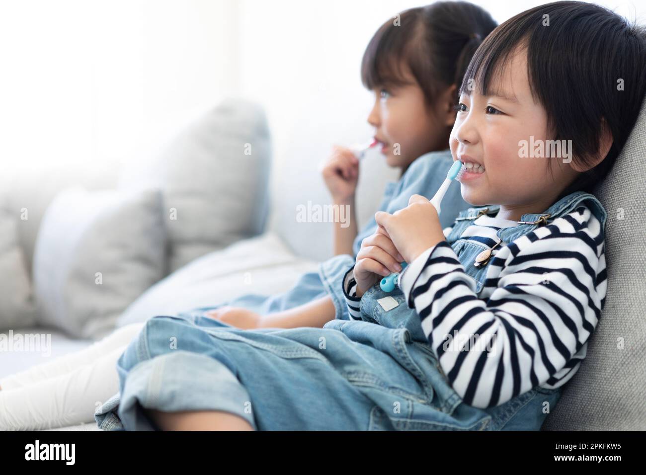 Children brushing their teeth Stock Photo - Alamy