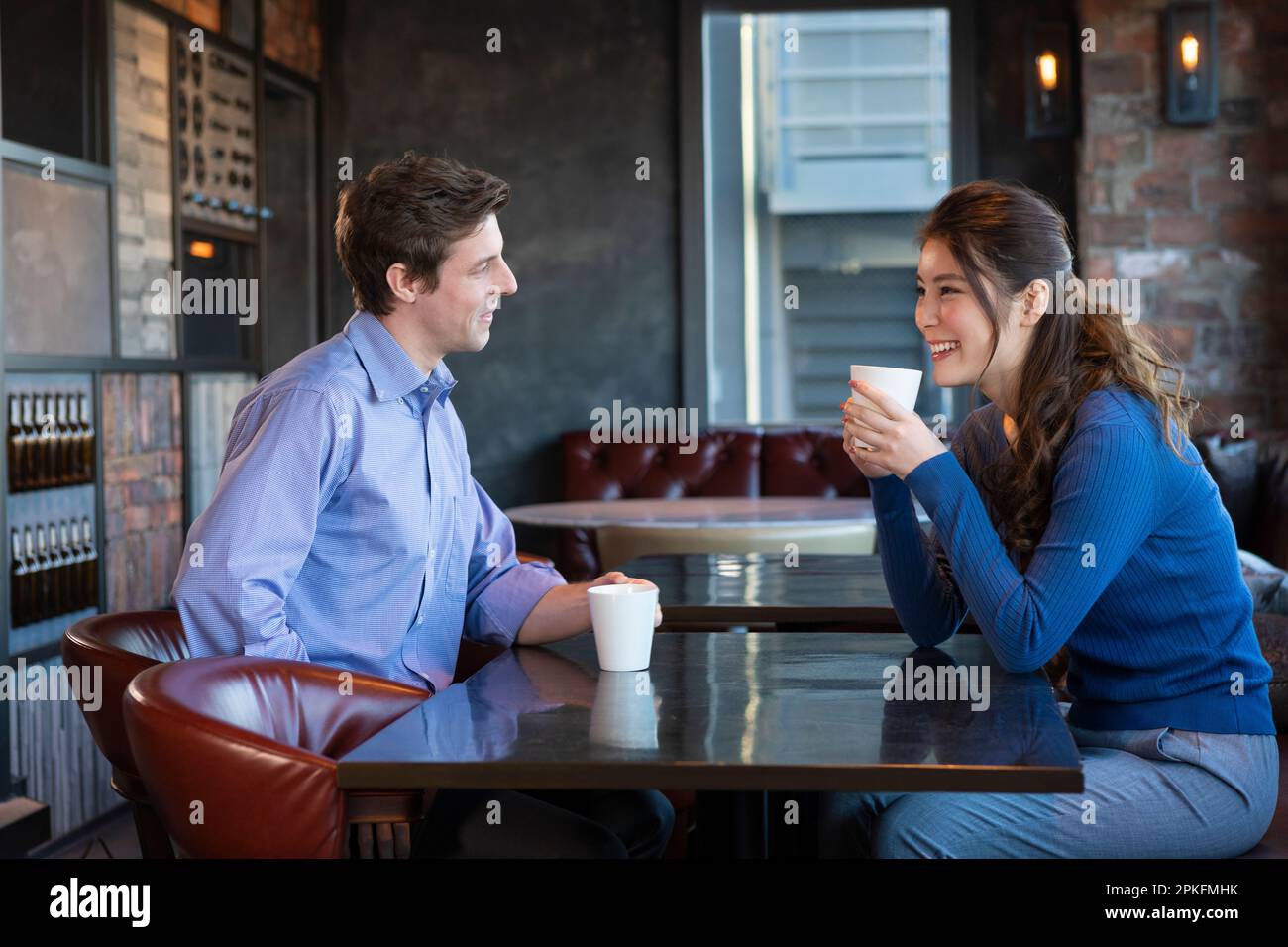 A couple chatting at a cafe Stock Photo - Alamy